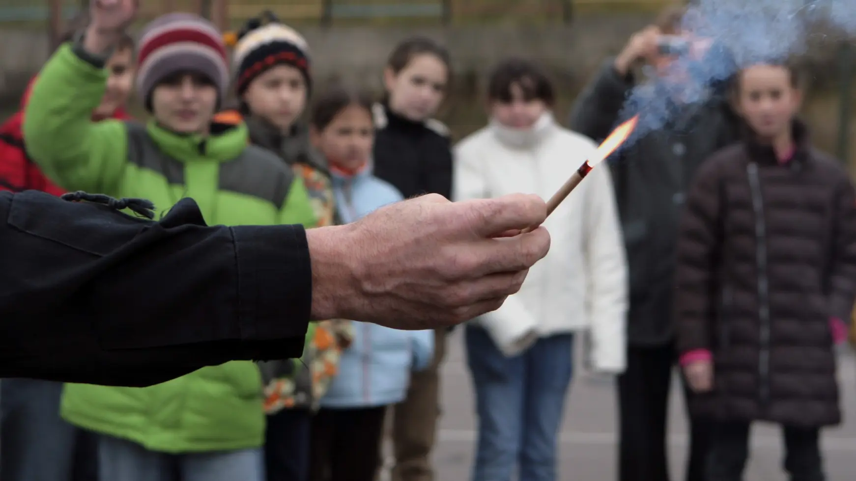 Sve više povređene dece zbog petardi: UNA pita stručnjake - kako dospevaju u dečje ruke i koje ...